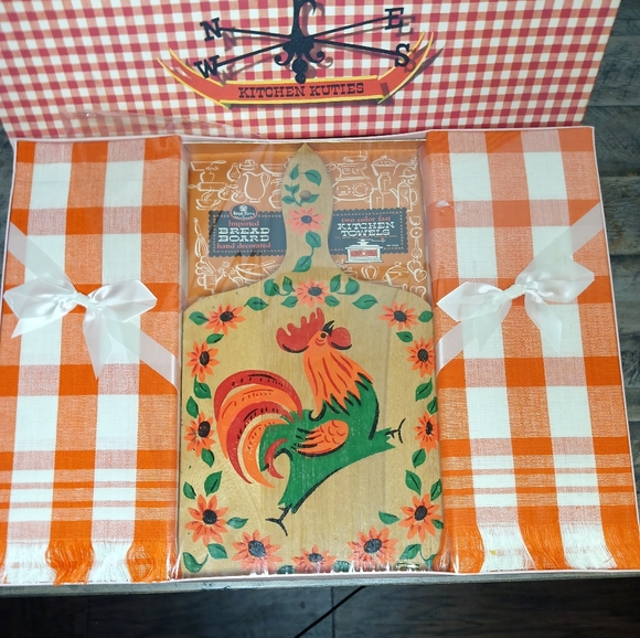 Kitchen Kuties | Dining | Vintage Bread Board And Kitchen Towels In ...